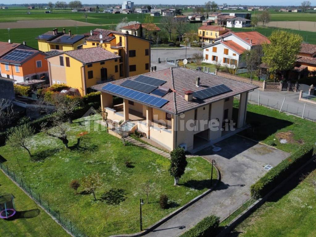 Vendita Villa unifamiliare in Stradello Villa 26 Roccabianca. Buono ...