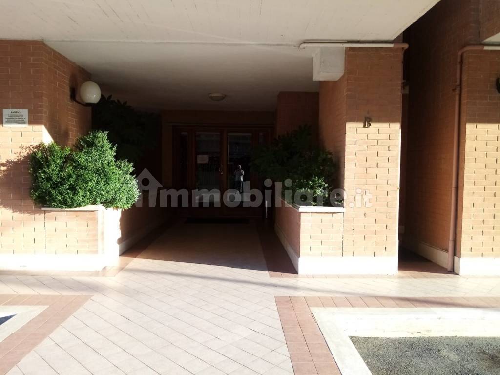 Palazzo - Edificio via Roberto Ago, Roma, Rif. 102298638 - Immobiliare.it