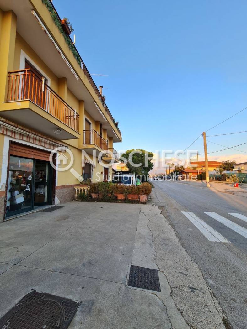 Locale commerciale in Vendita