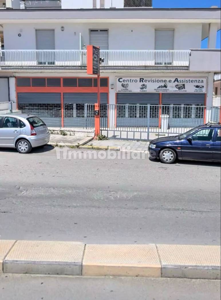 Locale commerciale in Vendita