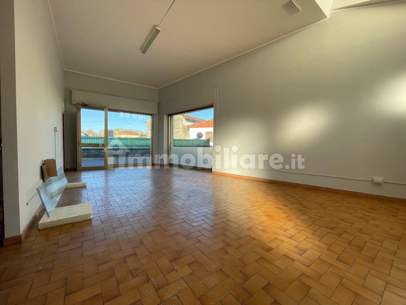 Locale commerciale in Vendita