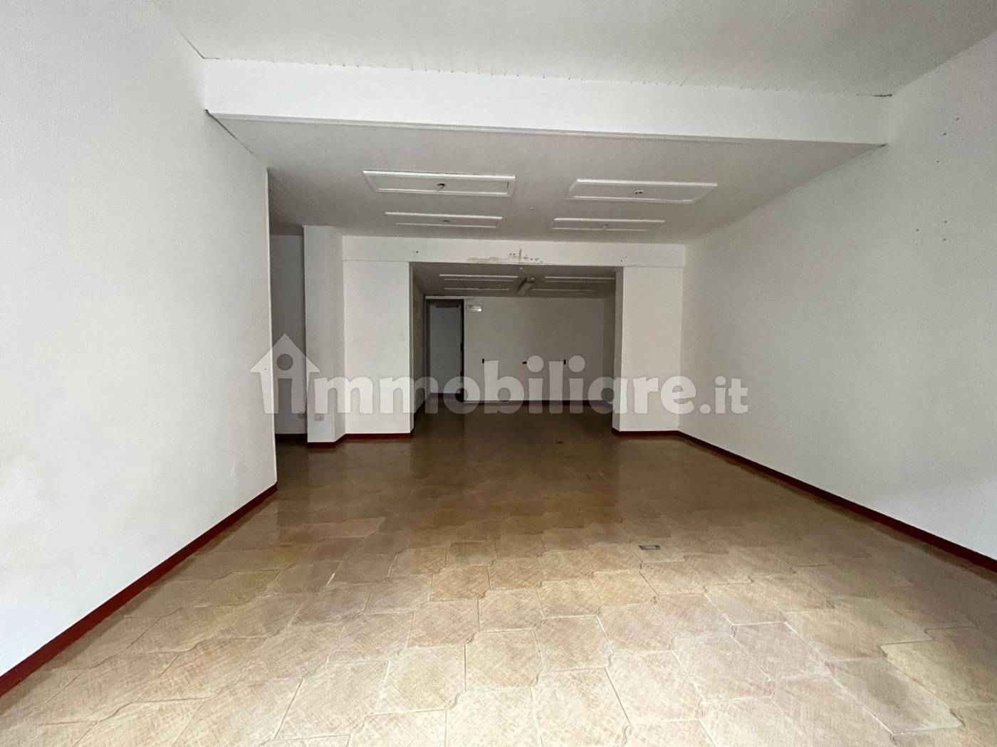 Locale commerciale in Vendita