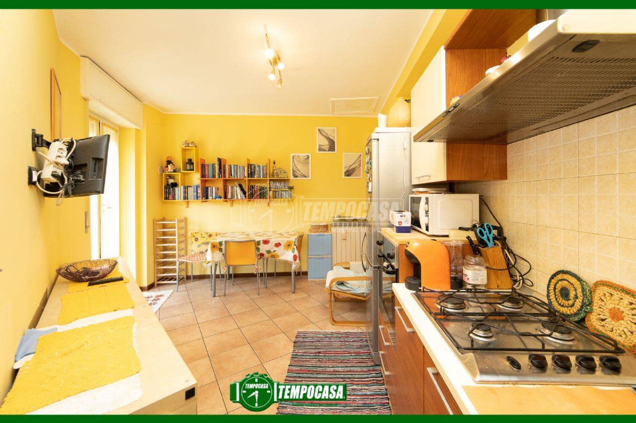 Bilocale via Eroi 14, Centro, Ornago