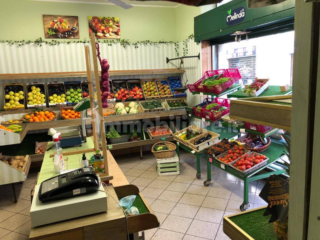 Negozio di frutta e verdura in Vendita