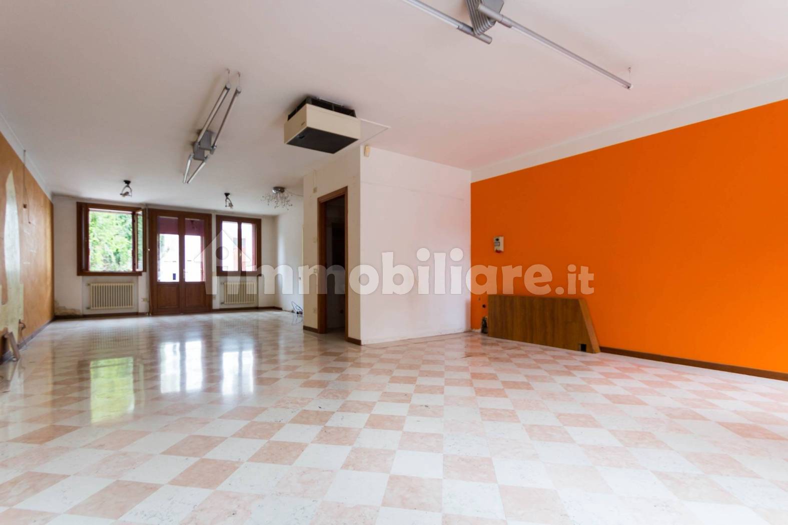 Locale commerciale in Vendita