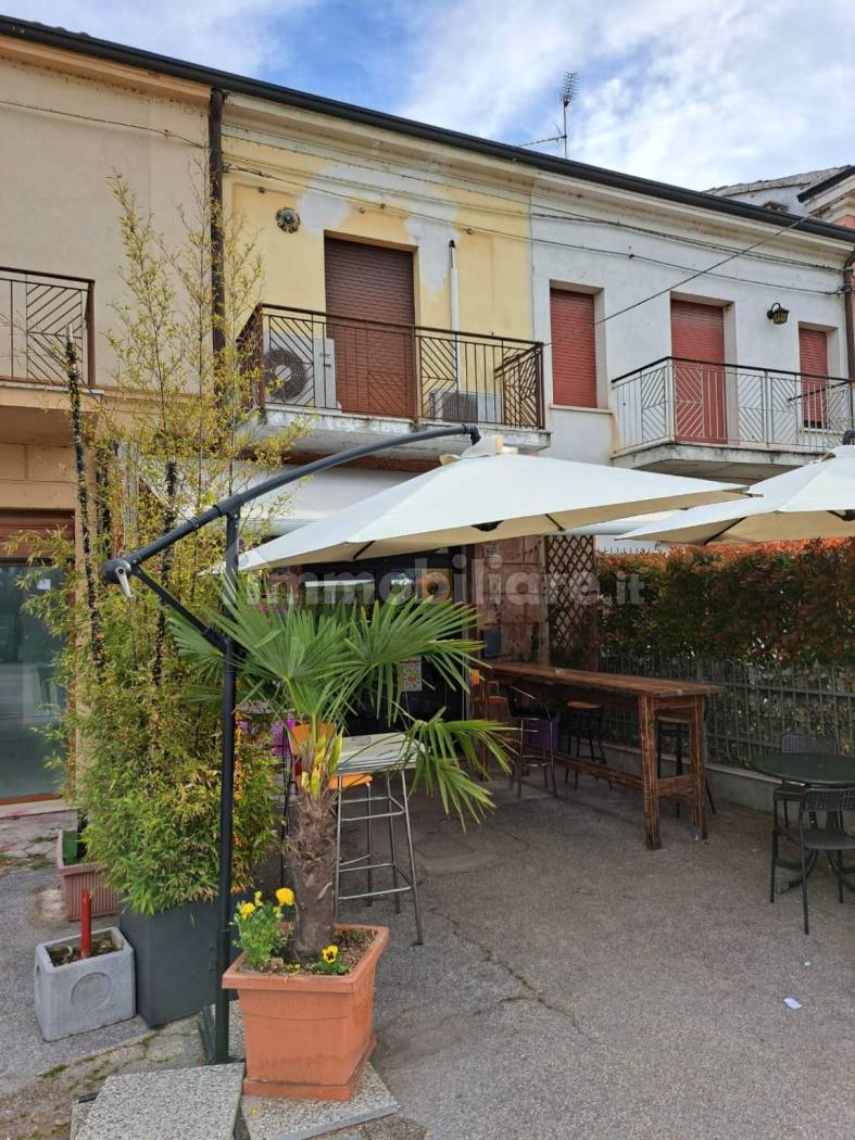 Locale commerciale in Vendita