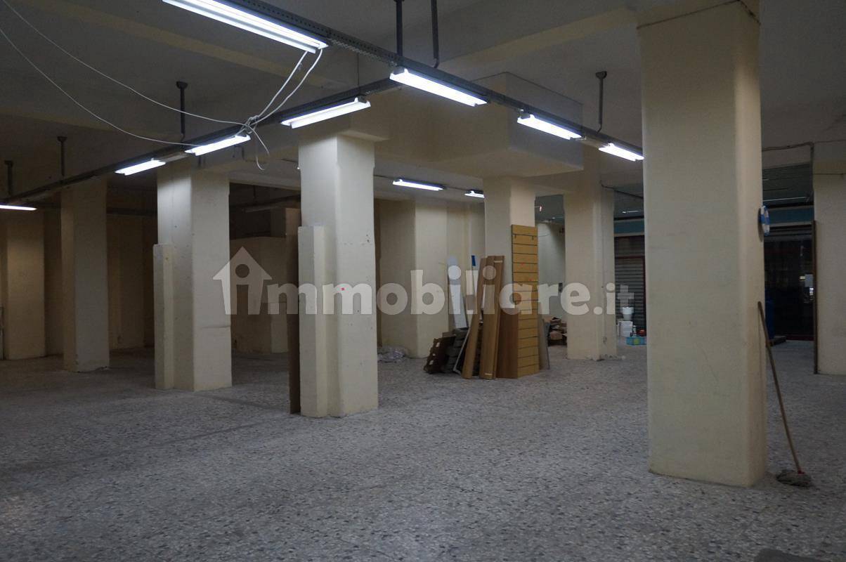 Locale commerciale in Vendita