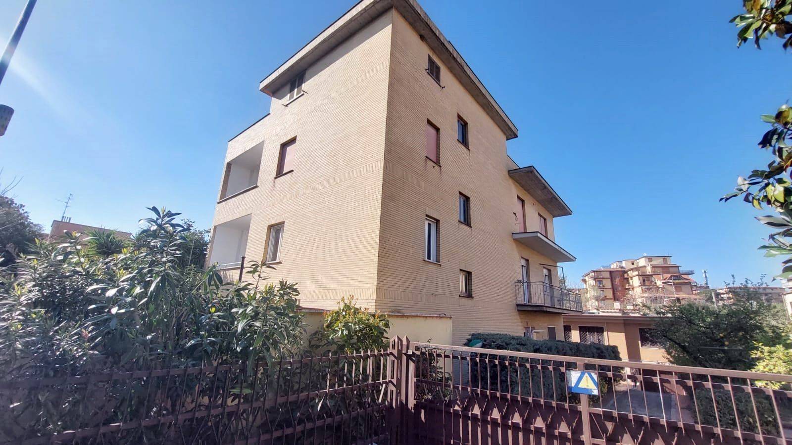 Trilocale via Biancavilla, Borghesiana, Roma