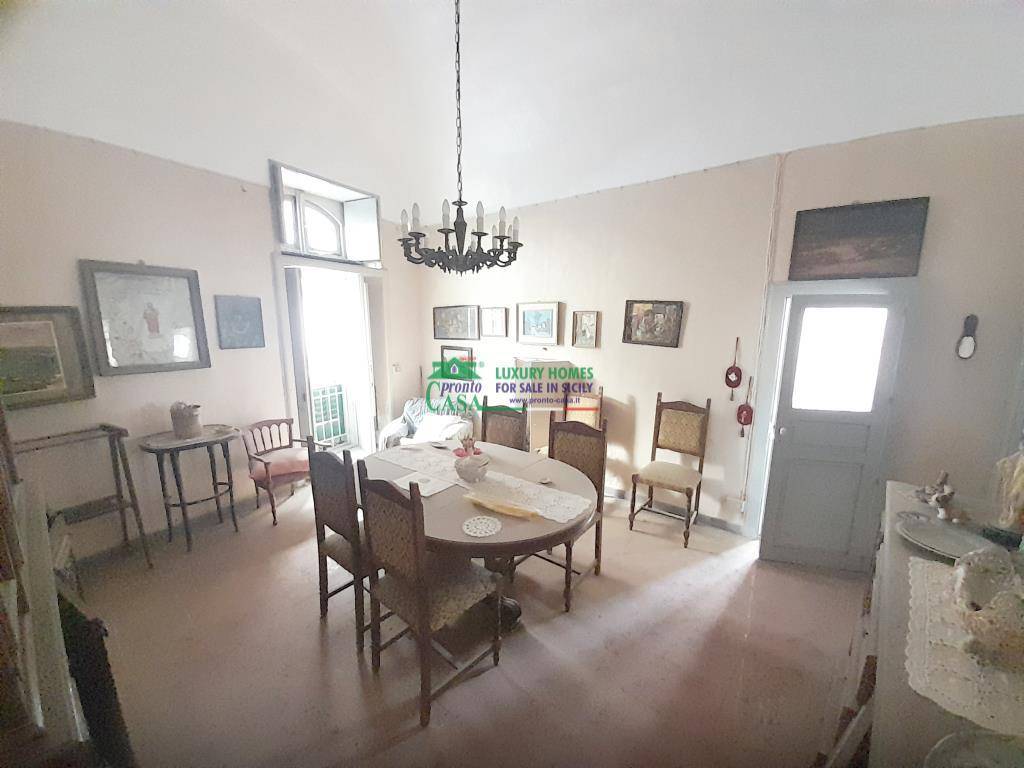 Appartamento da ristrutturare, piano rialzato, Centro, Ragusa