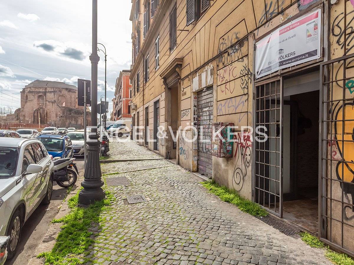 Locale commerciale in Vendita