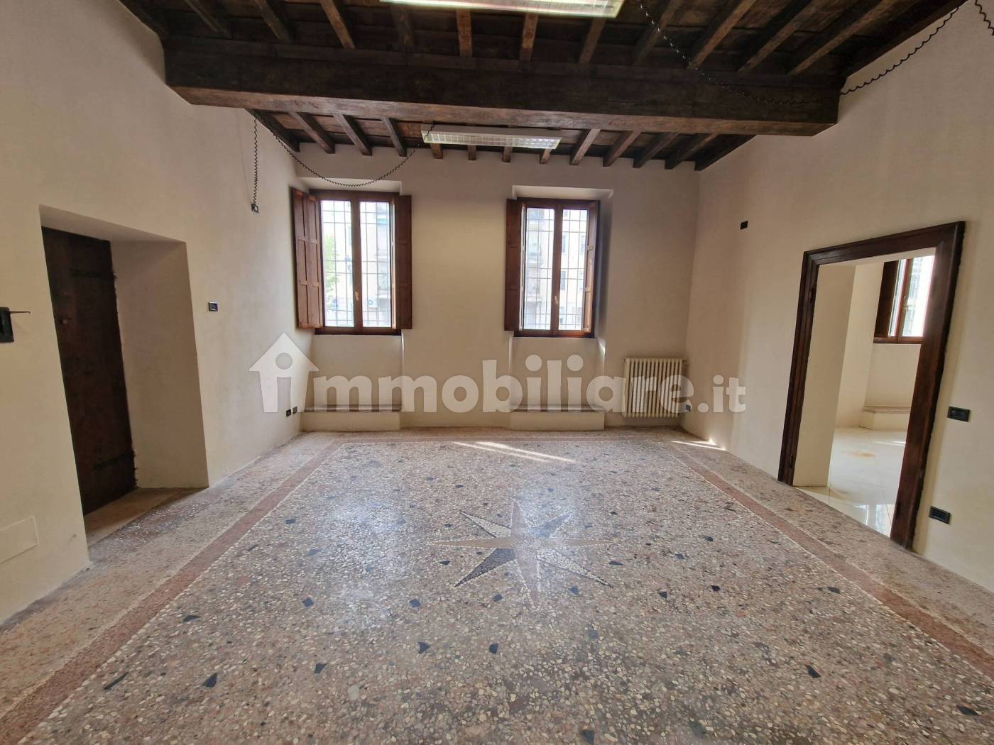 Quadrilocale piazza Carlo d&#x27;Arco, Centro, Mantova