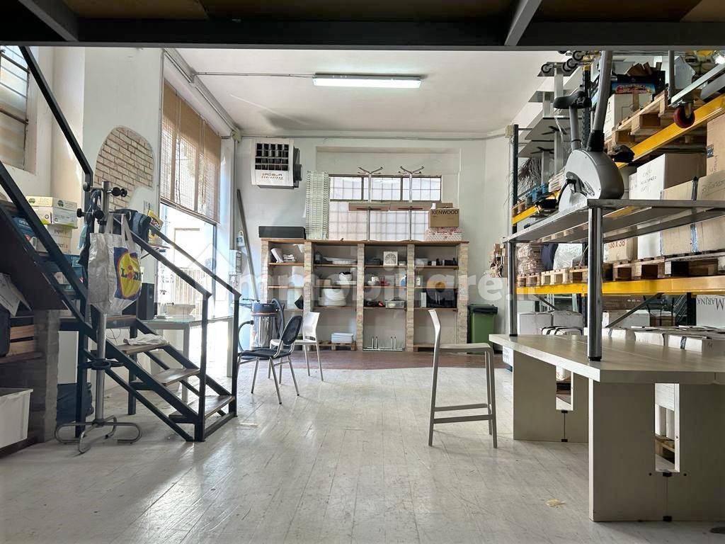 Locale commerciale in Vendita