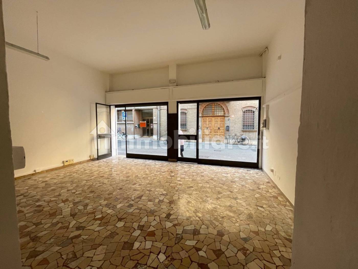 Locale commerciale in Vendita