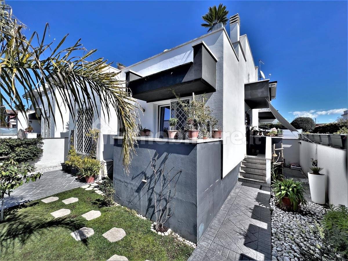 Villa a schiera via Ugo Sesini, Infernetto, Roma