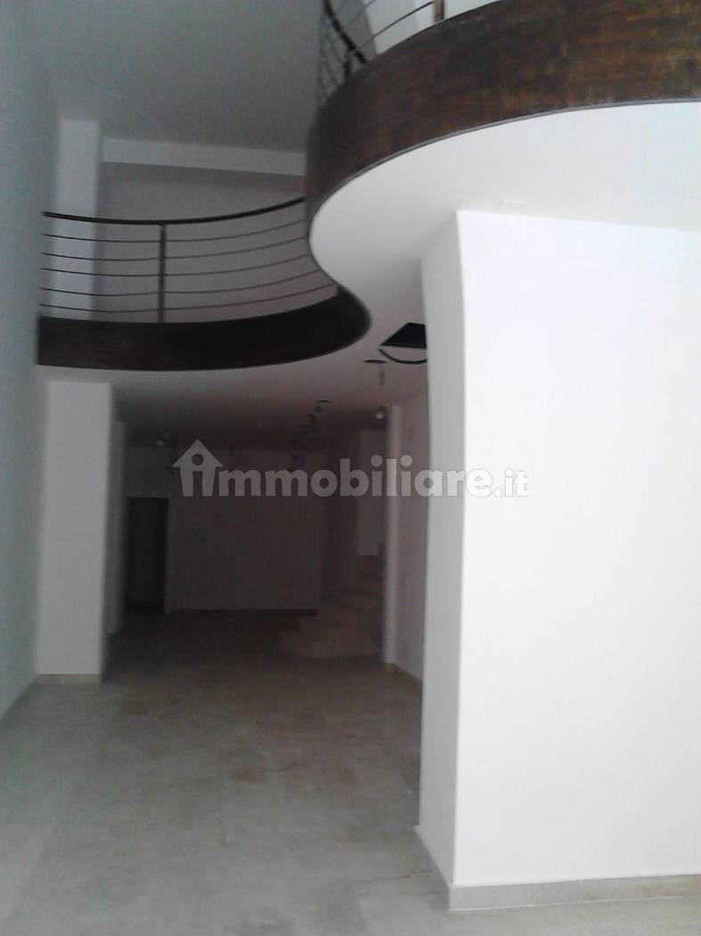 Locale commerciale in Vendita