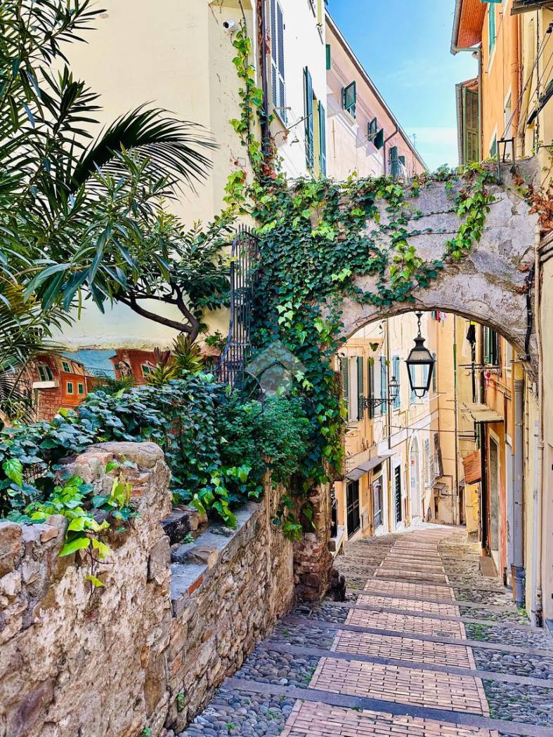 Quadrilocale piazza Santa Brigida 1, Centro Storico, Sanremo