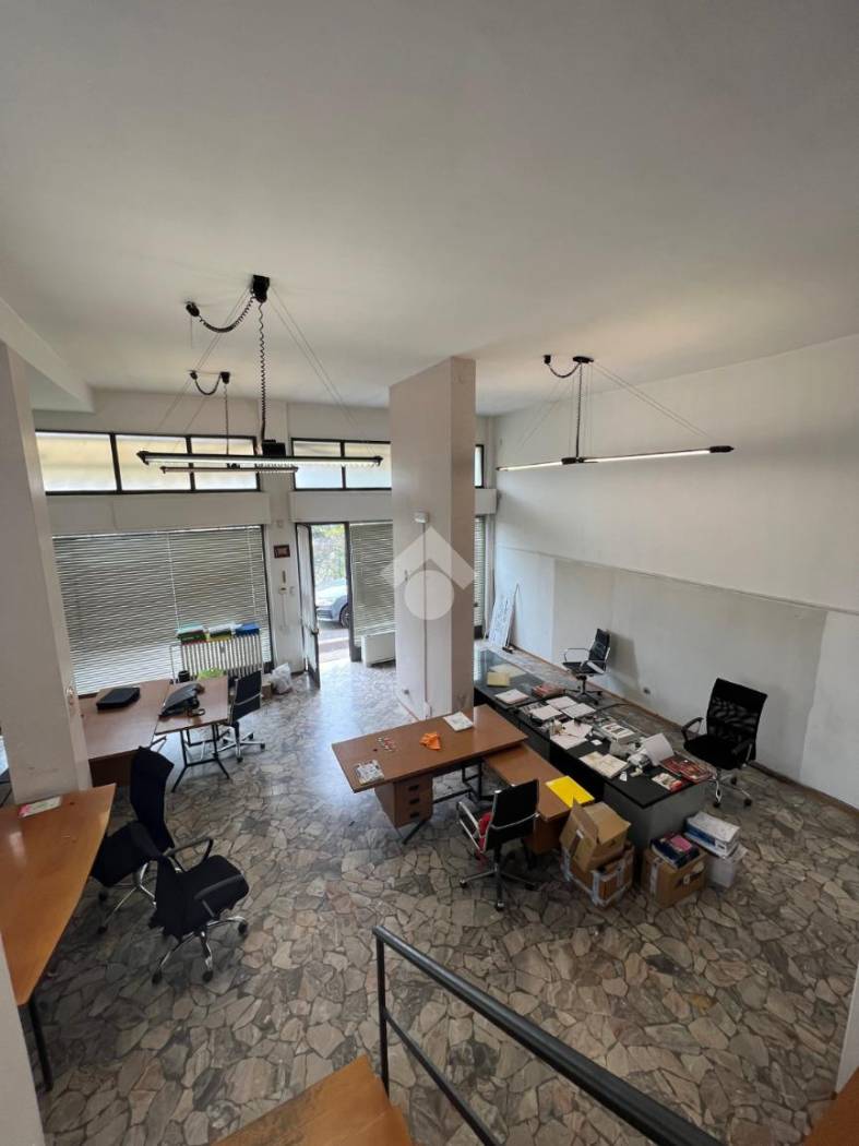 Locale commerciale in Vendita