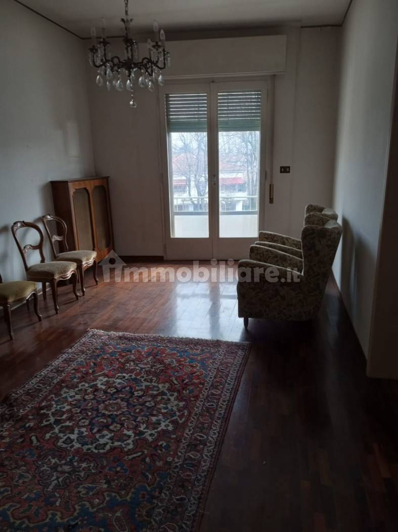 Quadrilocale viale Vittorio Falzoni Gallerani, Cento Paese, Cento