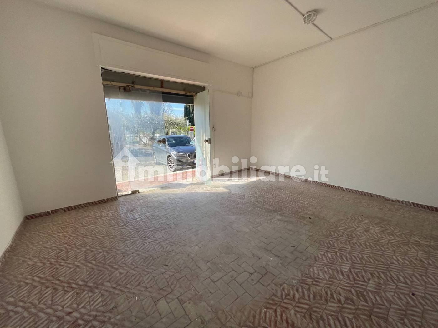 Locale commerciale in Vendita