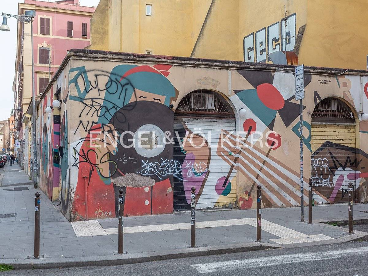 Locale commerciale in Vendita