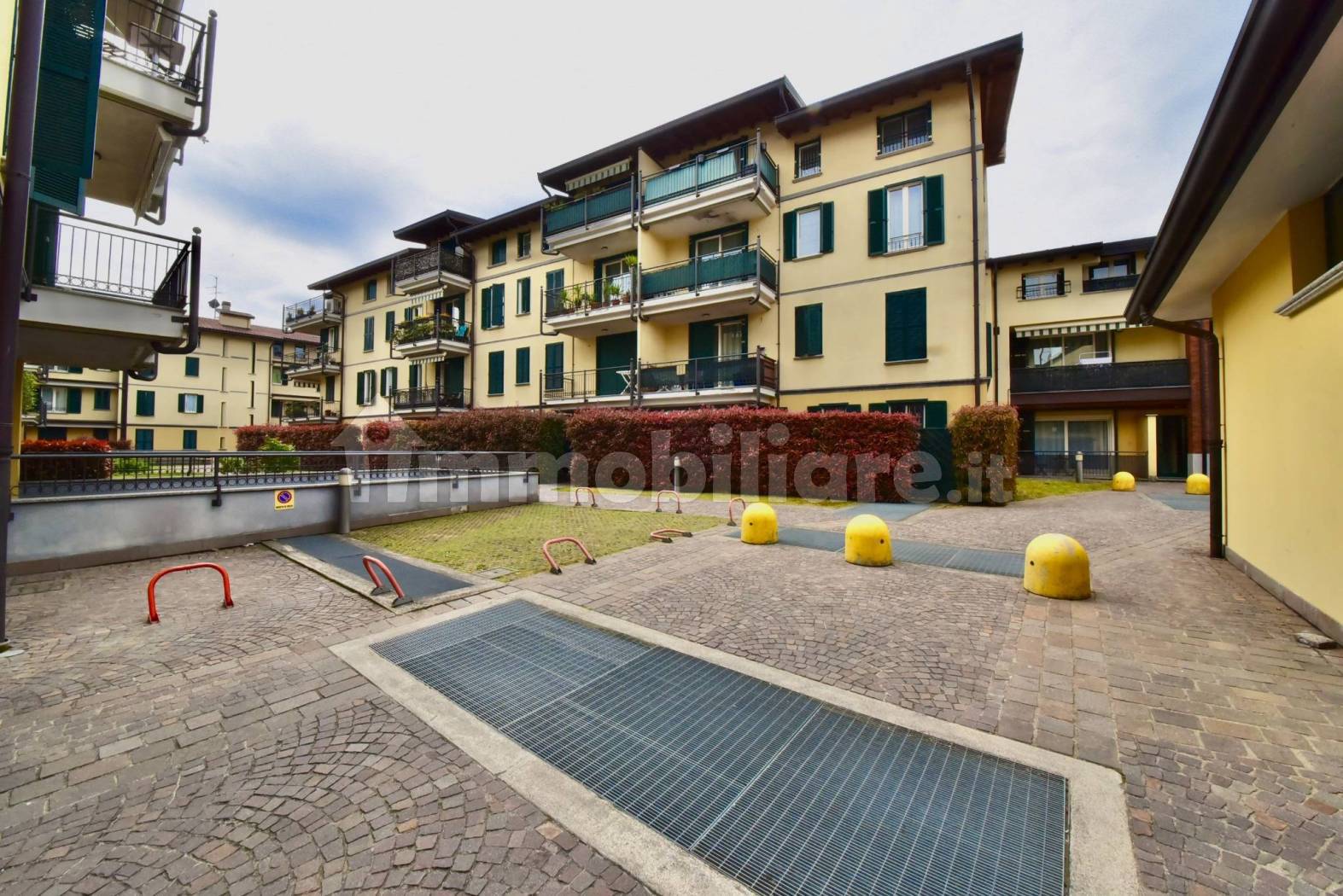 Trilocale via Silvio Pellico 14, Centro, Seveso