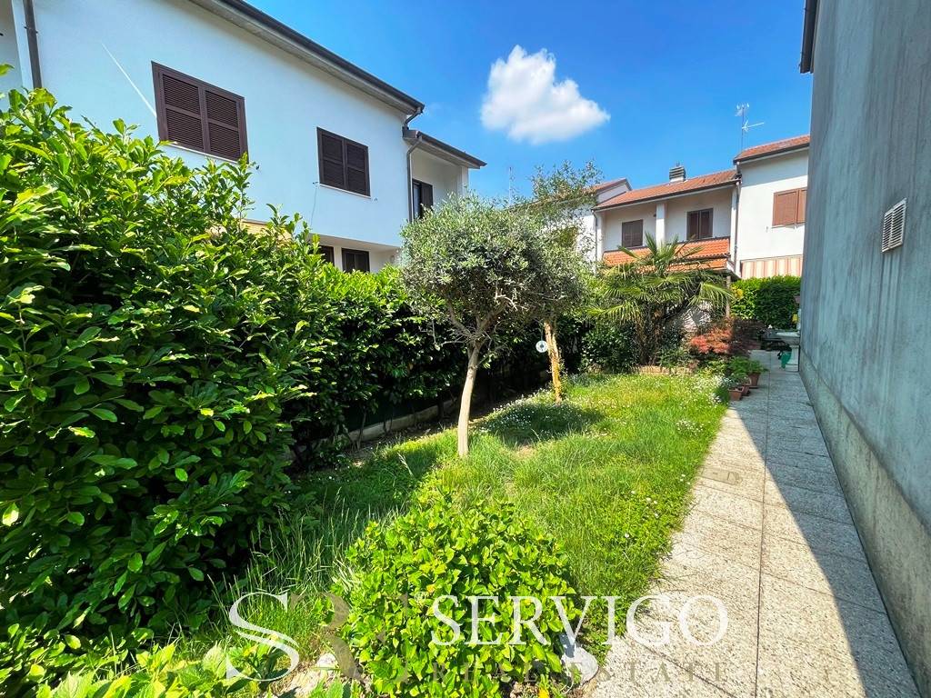 Vendita Villa a schiera Vermezzo con Zelo. Buono stato, posto auto, con ...