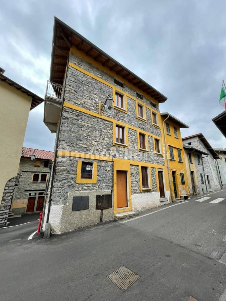 Bilocale via Roma 1, San Fedele Intelvi, Centro Valle Intelvi