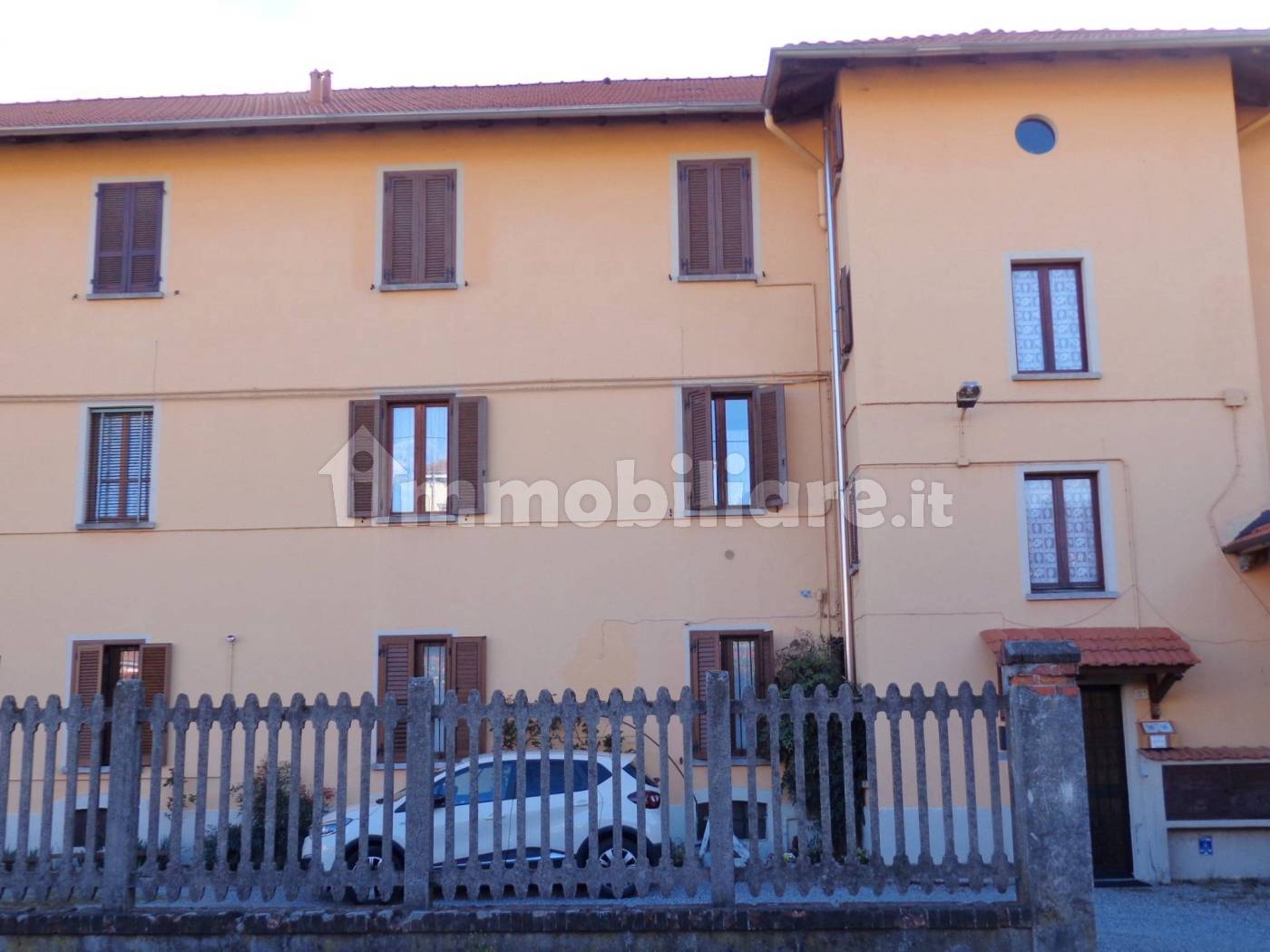 Trilocale via Mombarone, Centro, Borgosesia