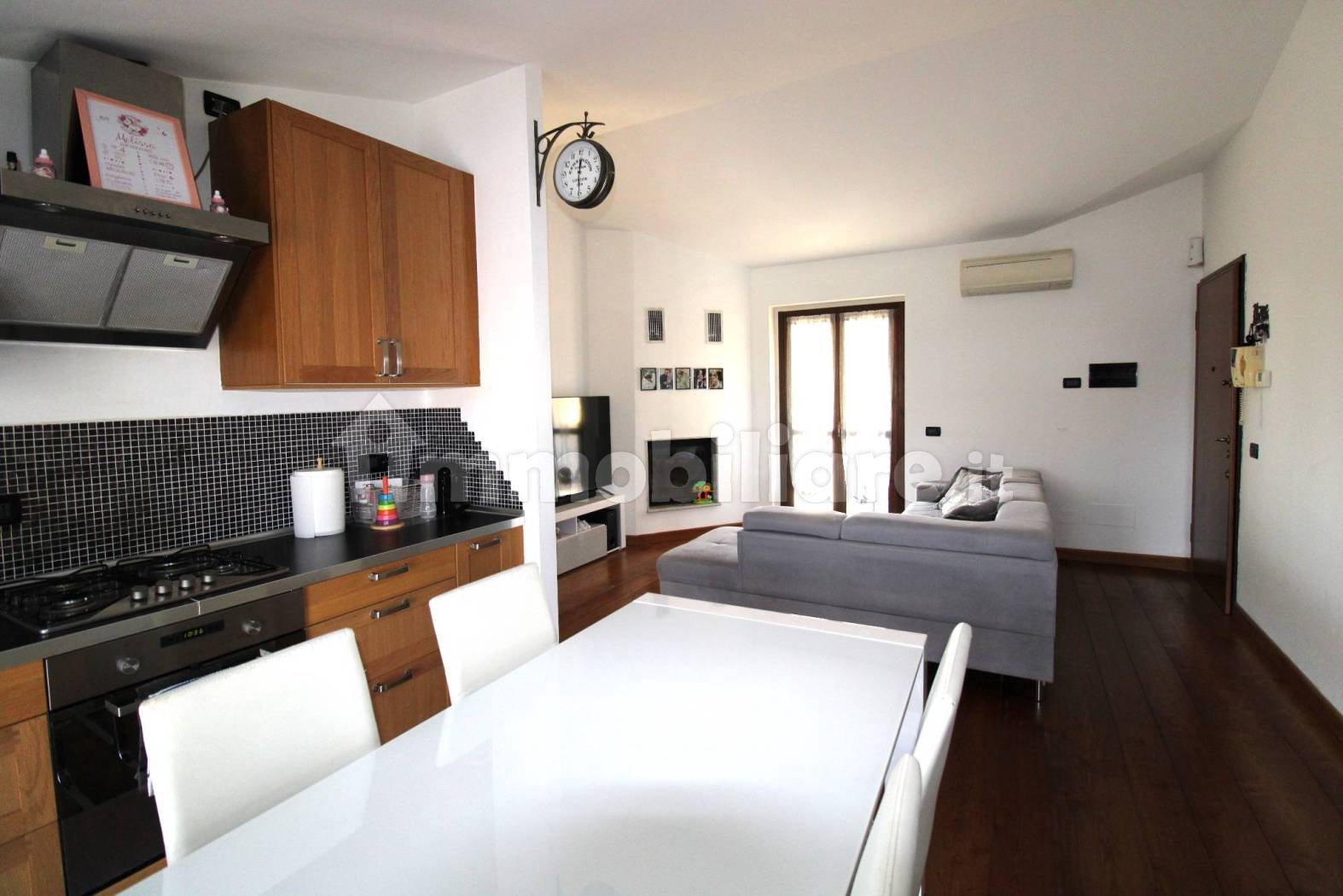 Trilocale via Besate, Casorate Primo