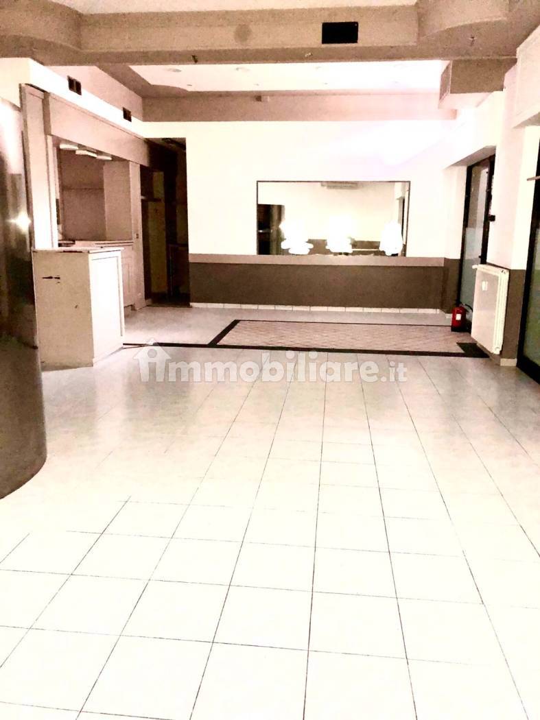 Locale commerciale in Vendita