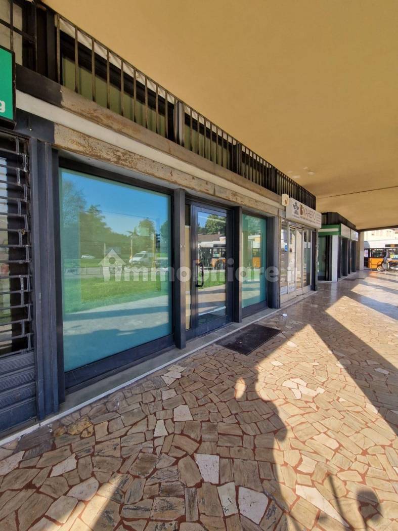 Locale commerciale in Vendita