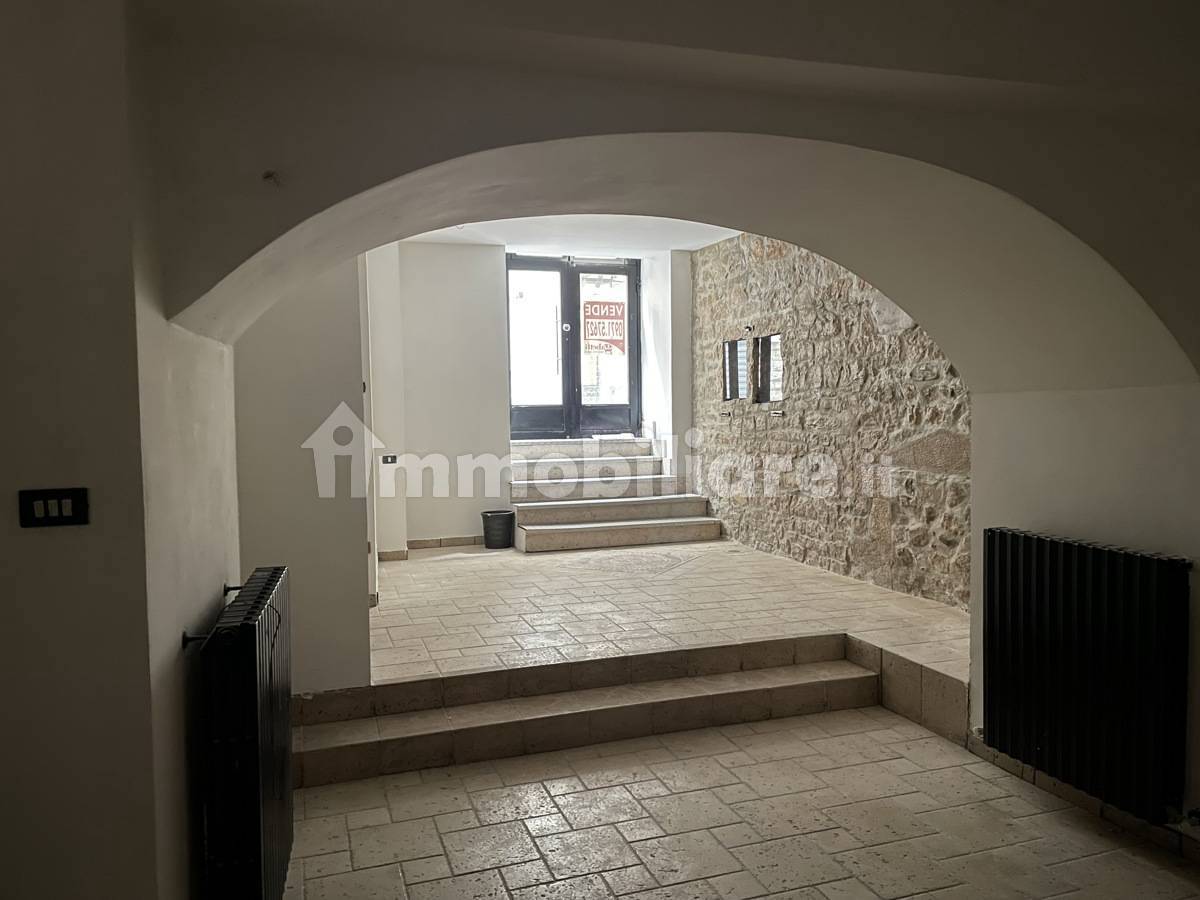 Locale commerciale in Vendita