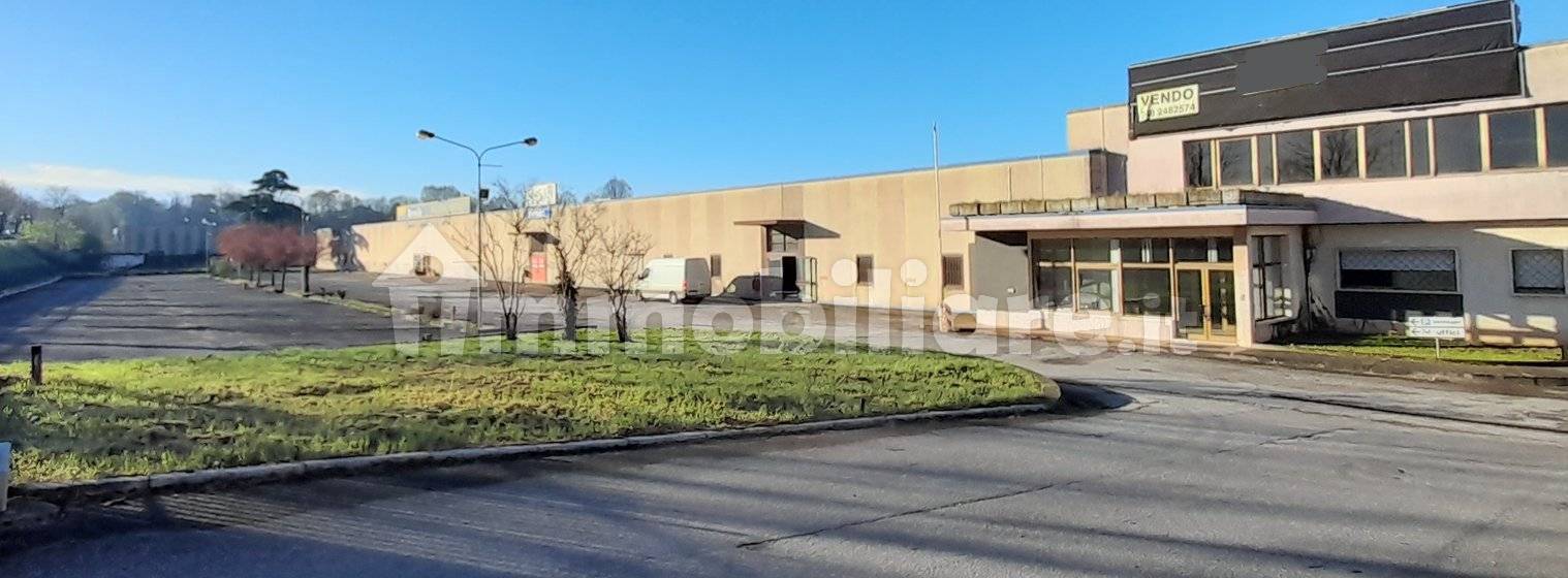 Locale commerciale in Vendita