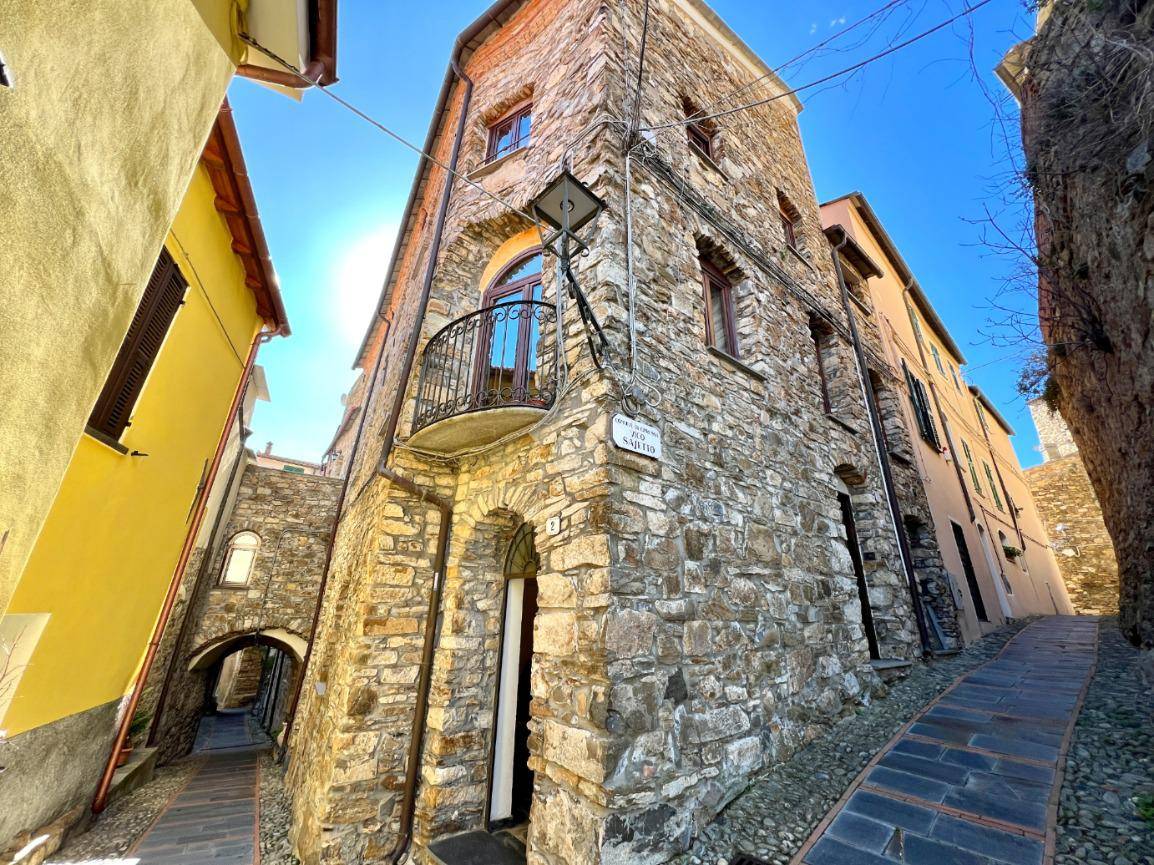 Trilocale Vico sajetto 1, Lingueglietta, Cipressa