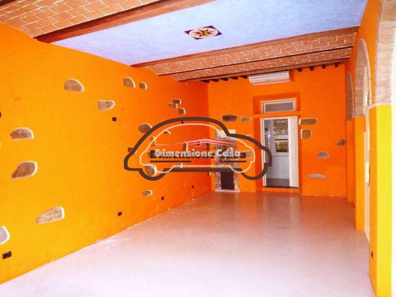 Locale commerciale in Vendita