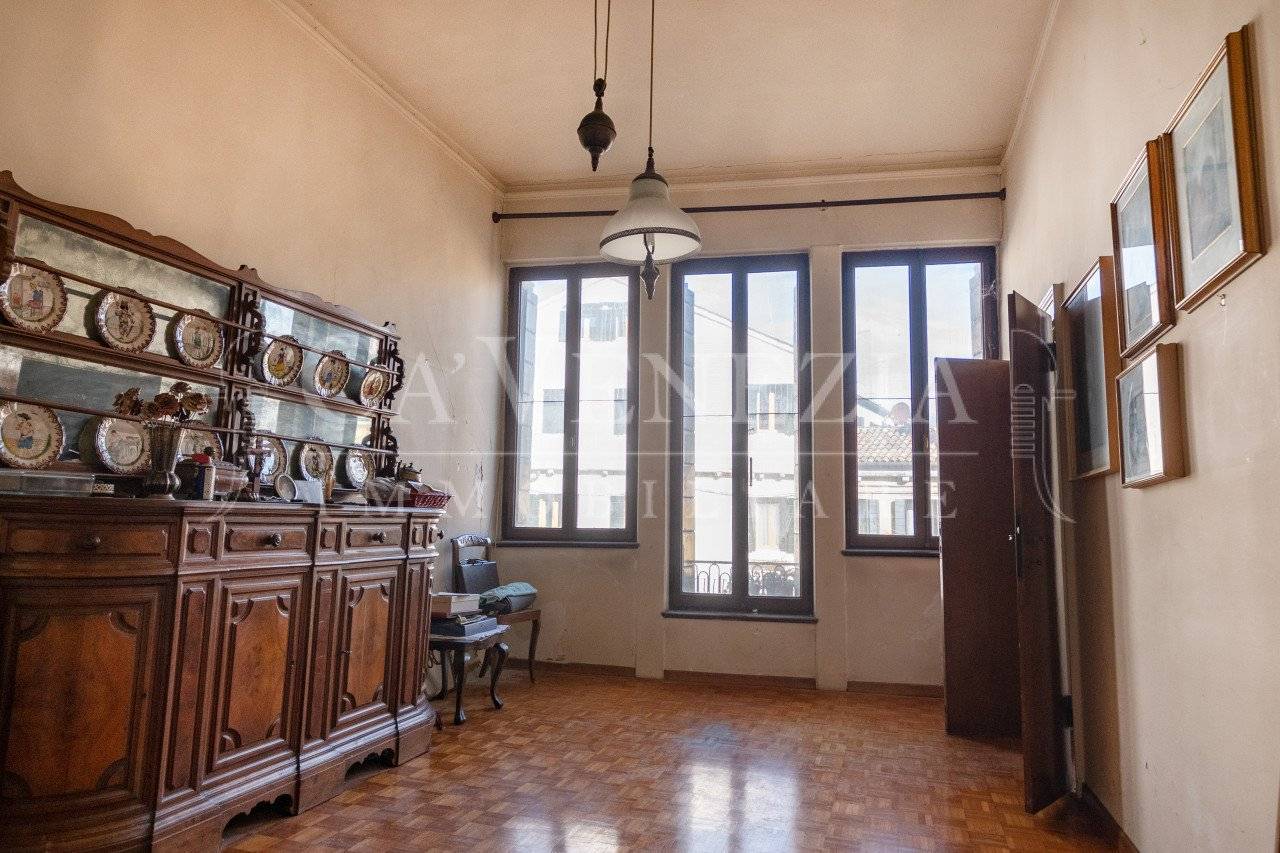 Trilocale da ristrutturare, primo piano, Dorso Duro - San Barnaba, Venezia