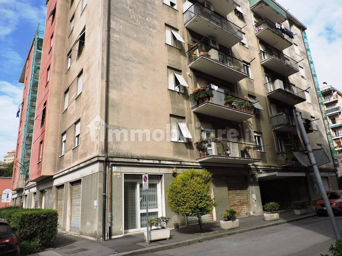 Trilocale via Faliero Vezzani 42, Rivarolo, Genova
