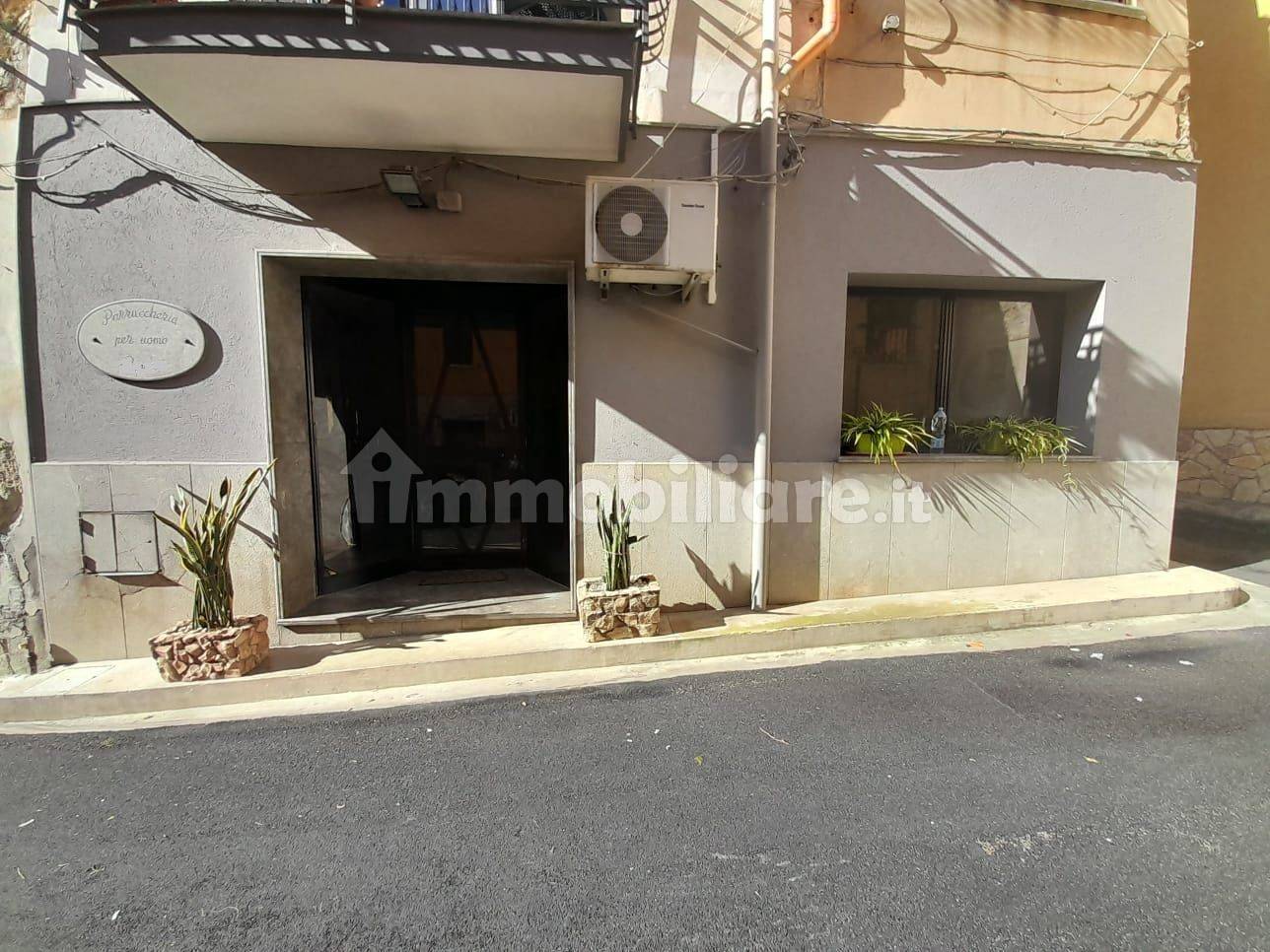 Locale commerciale in Vendita