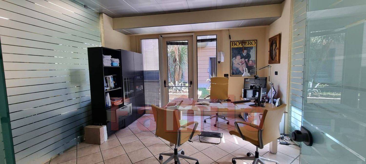 Locale commerciale in Vendita