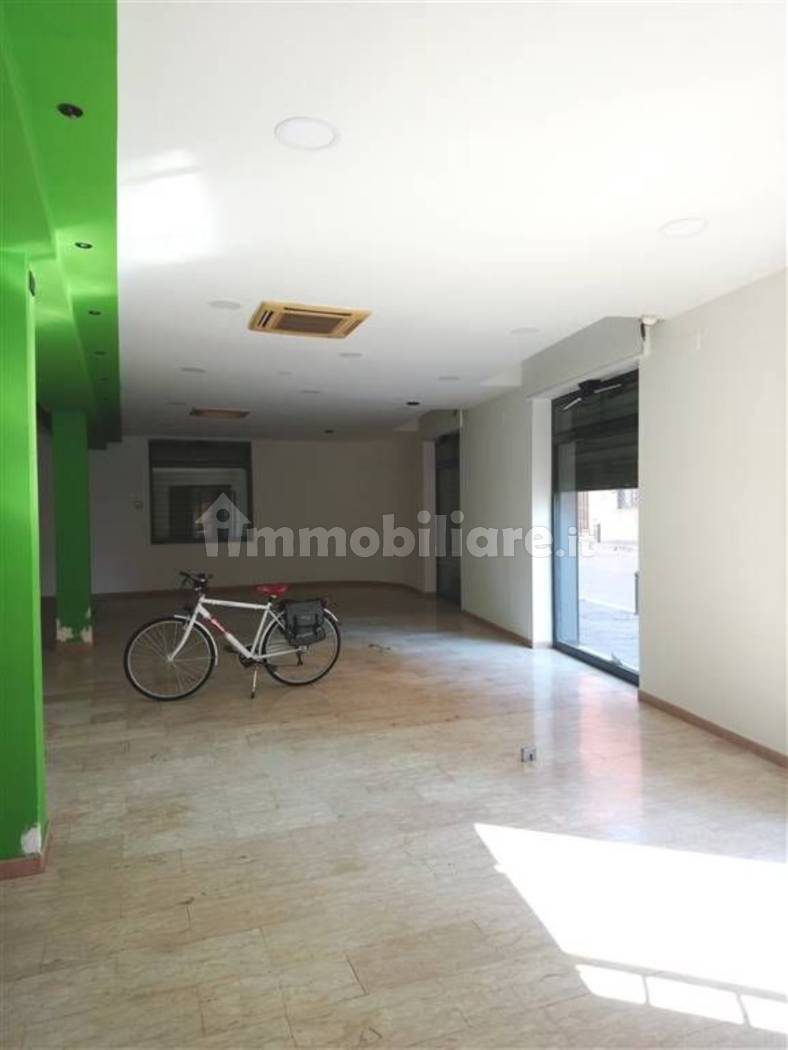 Locale commerciale in Vendita