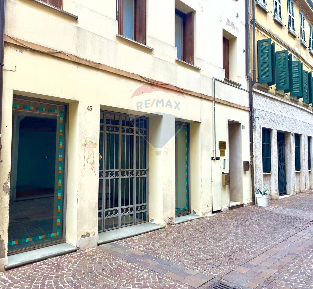 Locale commerciale in Vendita