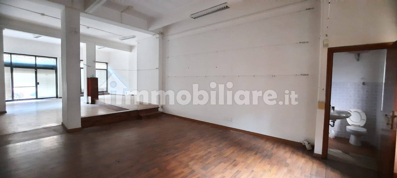 Locale commerciale in Vendita