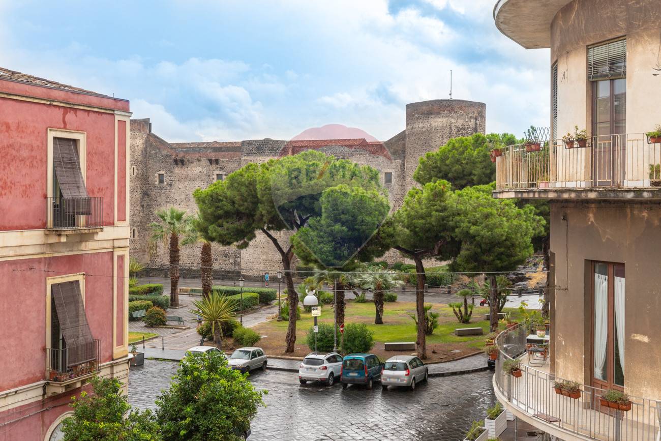 Quadrilocale via Castello Ursino 46, Centro Storico, Catania