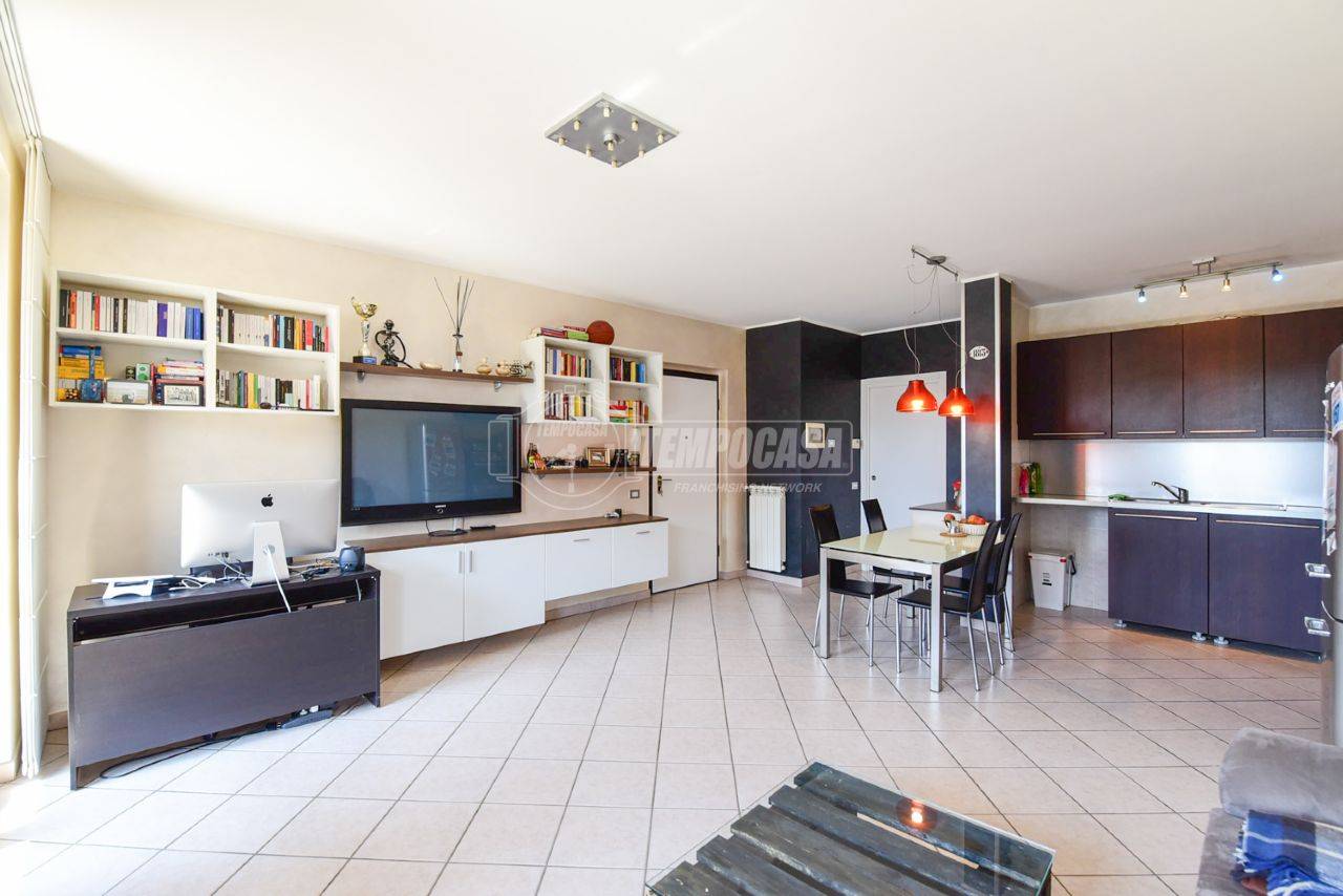 Trilocale via Gioacchino Rossini 1, Capiago Intimiano Olmeda, Capiago Intimiano