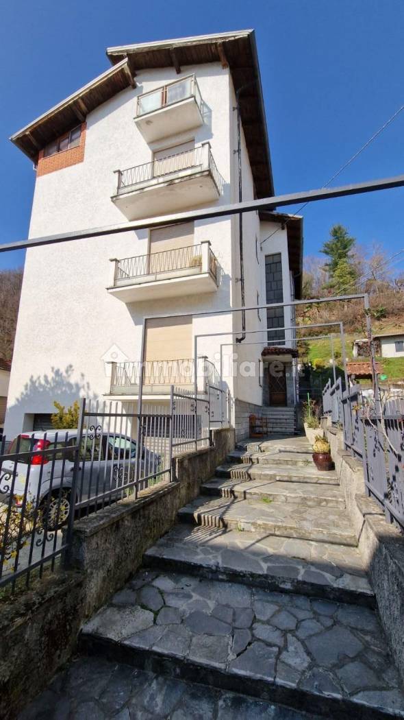 Trilocale buono stato, terzo piano, Centro, Serravalle Sesia