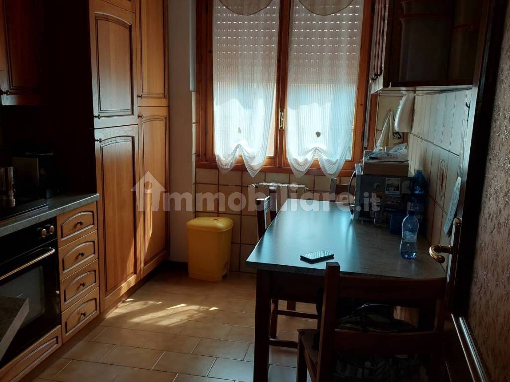 Vendita Appartamento Lonato del Garda. Quadrilocale, Buono stato, secondo piano, posto auto, con ...