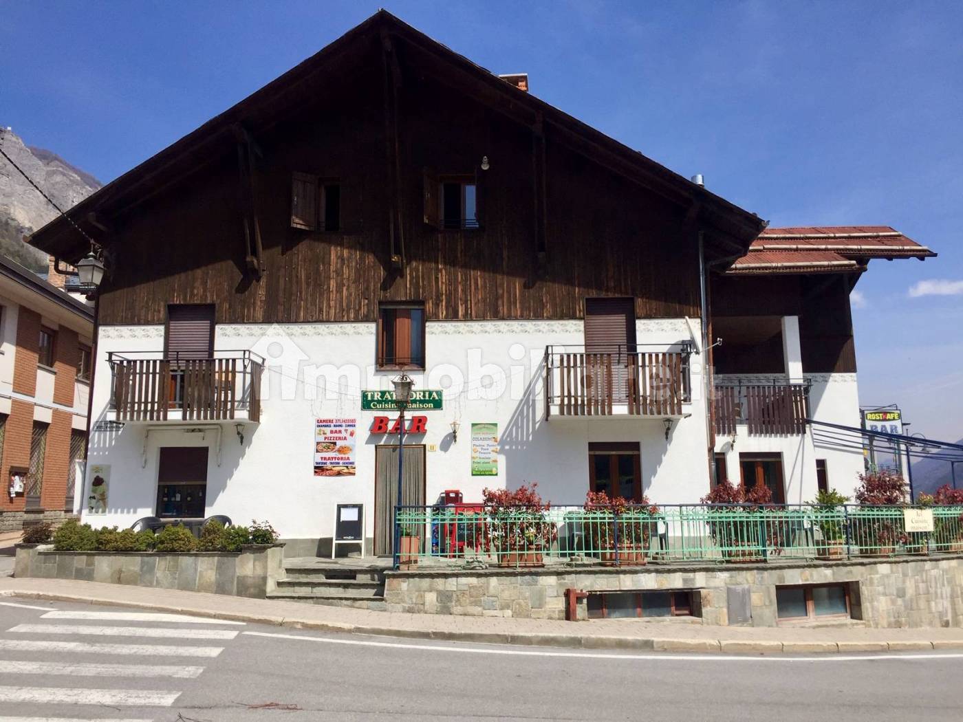 Hotel con laboratorio in Vendita