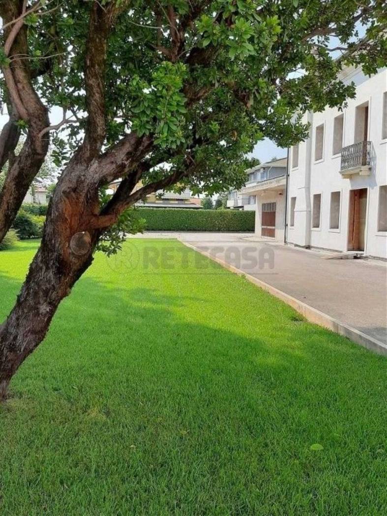 Locale commerciale in Vendita