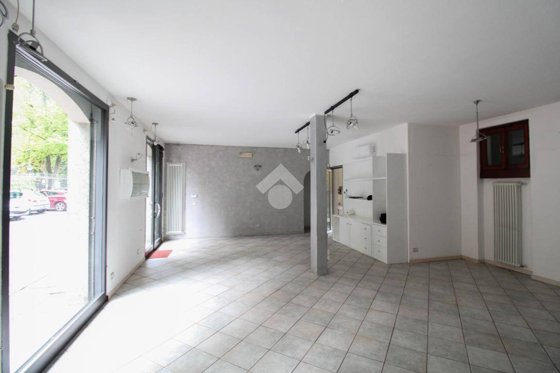 Locale commerciale in Vendita