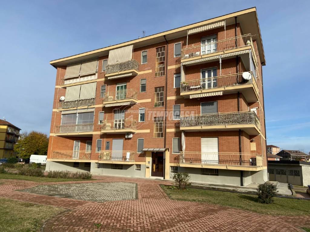 Vendita Appartamento Carmagnola. Trilocale in viale Eloisia.... Buono ...